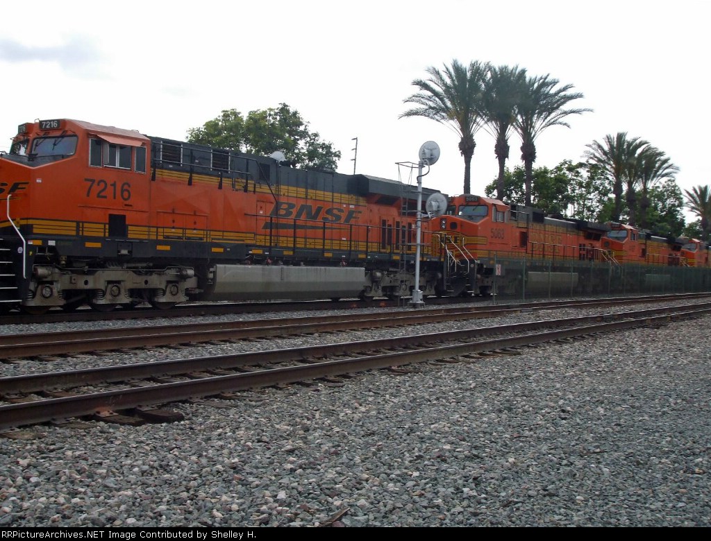 BNSF 7216 leading a train with 5 engines